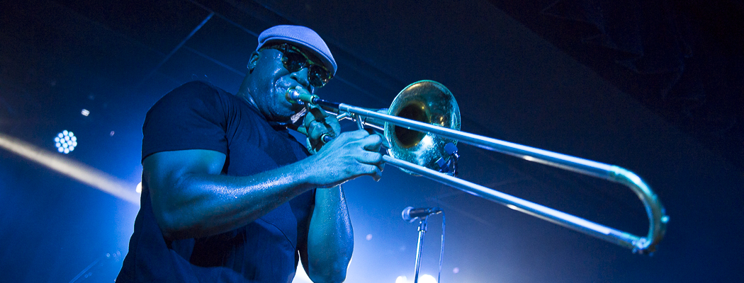 [FOTOS] Big Sam’s Funky Nation nos transportó a una sala de Nueva ...